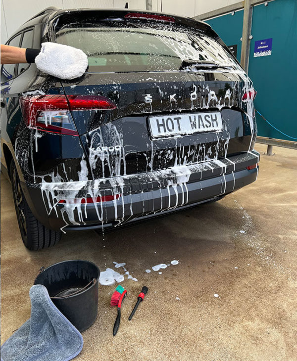Autos anders pflegen in unseren SB-Waschanlagen - HotWash
